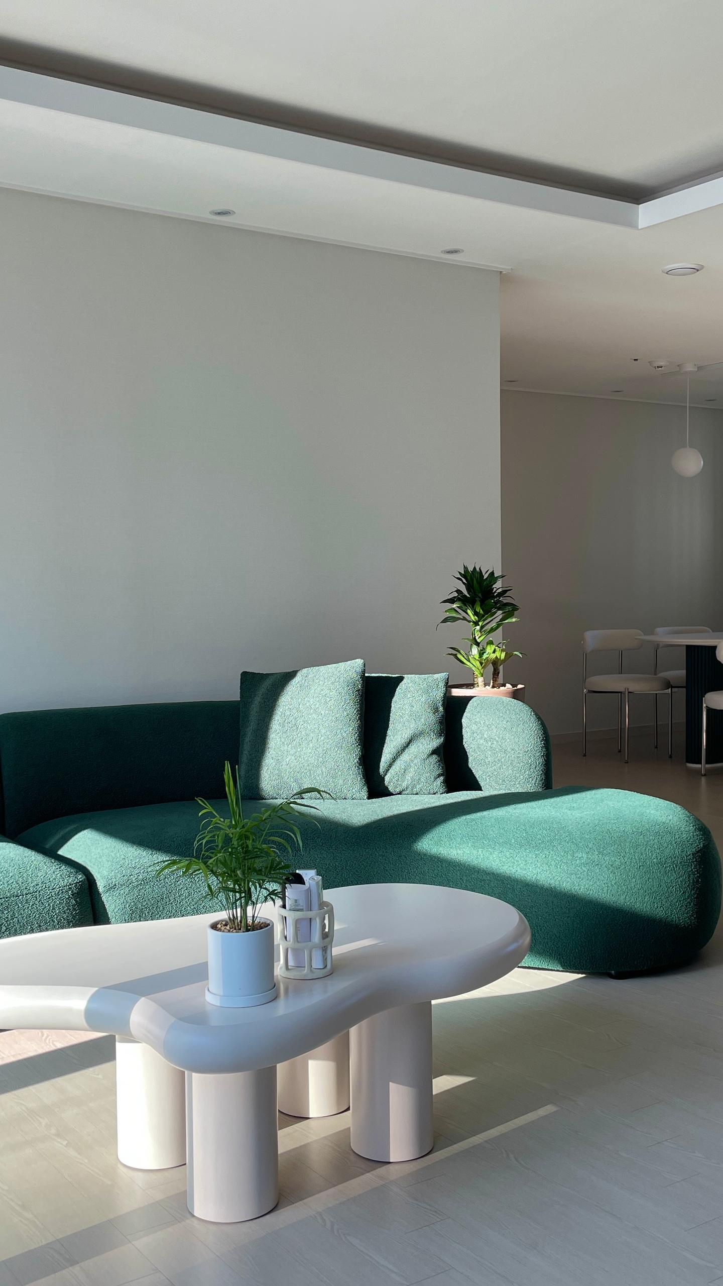 딥그린과 실버 컬러가 인테리어의 중심을 잡아주는 33평 라이프스타일 슈퍼앱 오늘의집