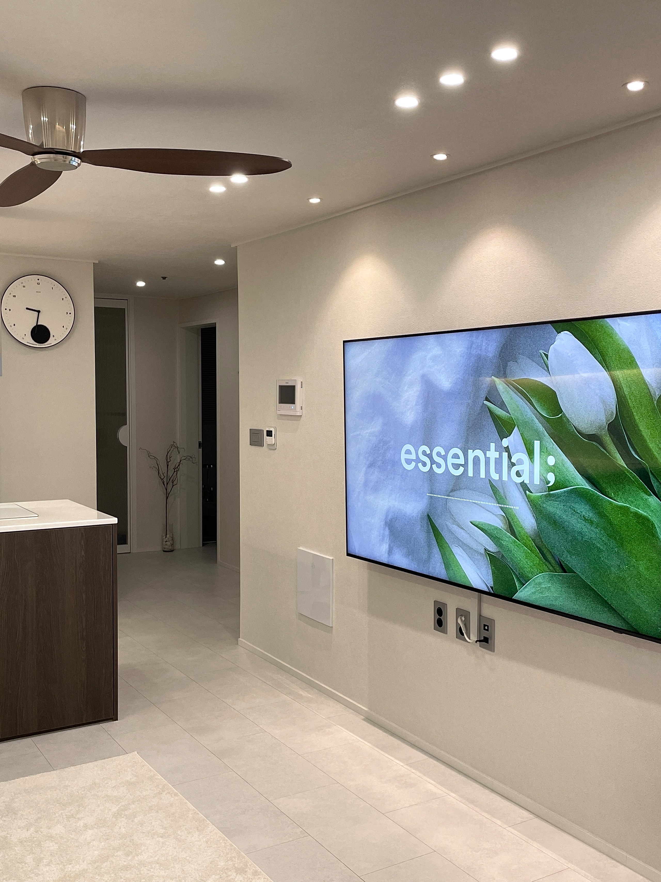 '디아망 PR002-01 회벽 화이트 실크벽지 만능 풀바른벽지 셀프도배 도배지 아리나데코' 제품으로 꾸민 유저들의 스타일링샷 | 오늘의집 유저들의 집꾸미기