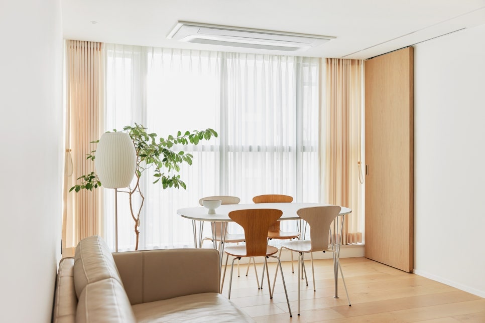 화이트와 우드의 실패 없는 조합_ 송파 래미안 송파 파인탑 24PY APT | 라이프스타일 슈퍼앱, 오늘의집