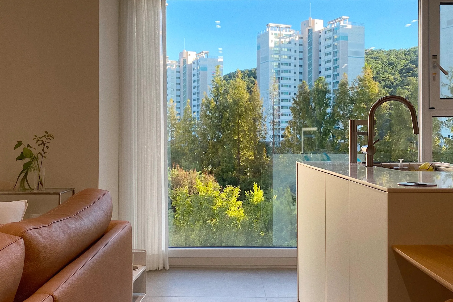 탁 트인 구조와 초록뷰를 품다🌿 단정한 우드톤 아파트 라이프스타일 슈퍼앱 오늘의집