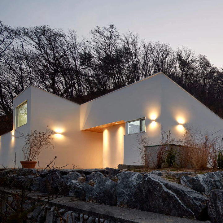 산을 품고 하늘과 맞닿은 푸드 디렉터의 화이트톤 주택 라이프스타일 슈퍼앱 오늘의집