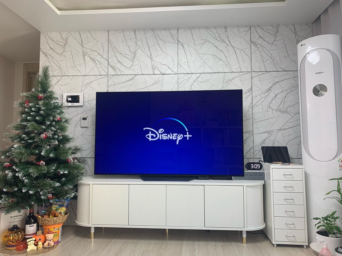 '밀라노 1800 거실장 라운드 3D 템바 티비다이 티비장 높은거실장 2colo' 제품으로 꾸민 유저들의 스타일링샷 | 오늘의집 유저들의 집꾸미기