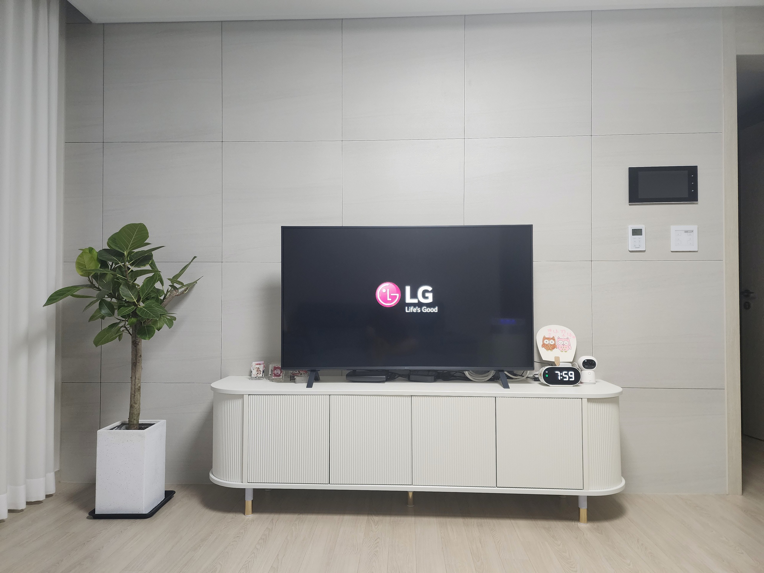 '밀라노 1800 거실장 라운드 3D 템바 티비다이 티비장 높은거실장 2colo' 제품으로 꾸민 유저들의 스타일링샷 | 오늘의집 유저들의 집꾸미기