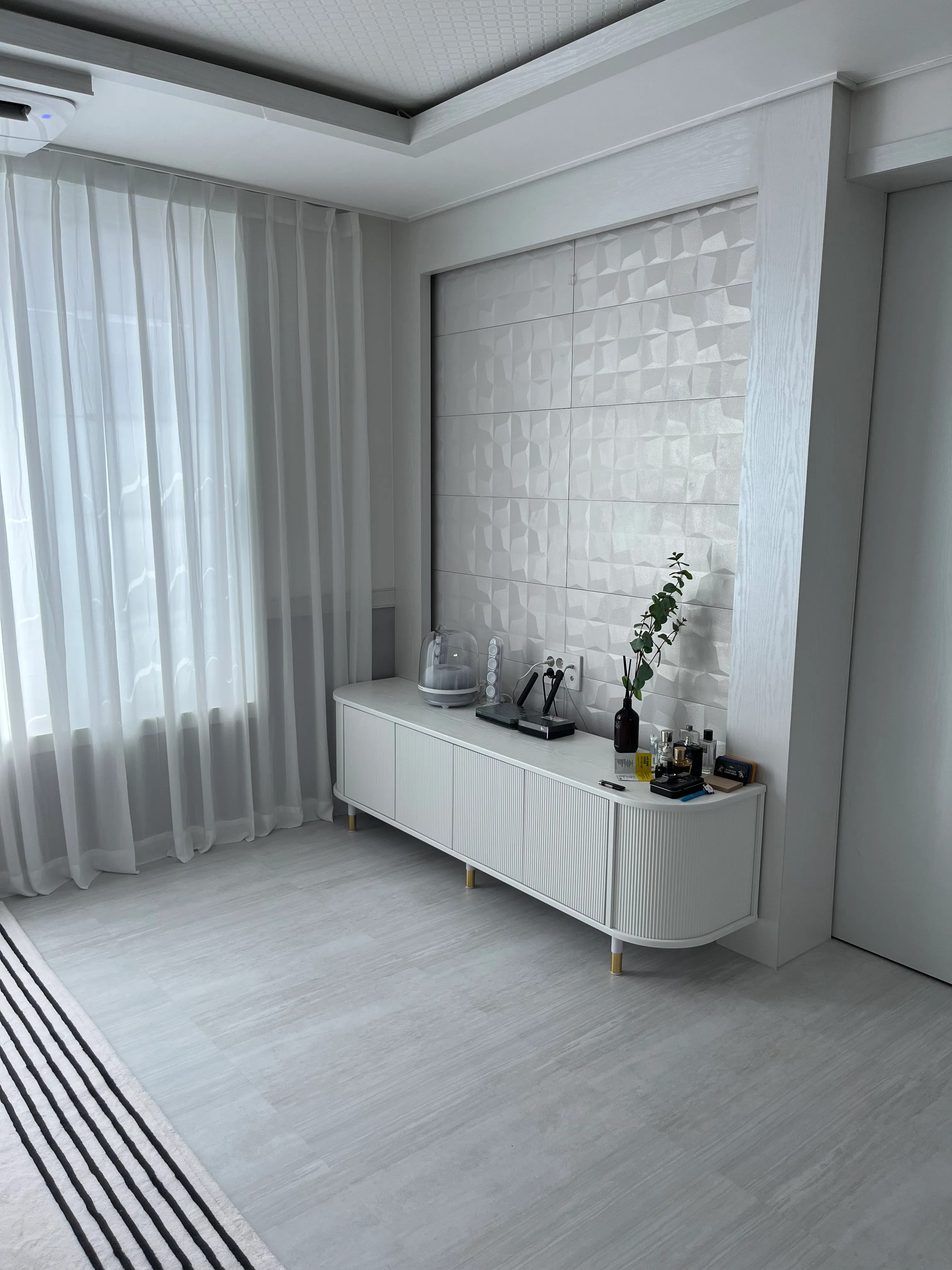 '밀라노 1800 거실장 라운드 3D 템바 티비다이 티비장 높은거실장 2colo' 제품으로 꾸민 유저들의 스타일링샷 | 오늘의집 유저들의 집꾸미기