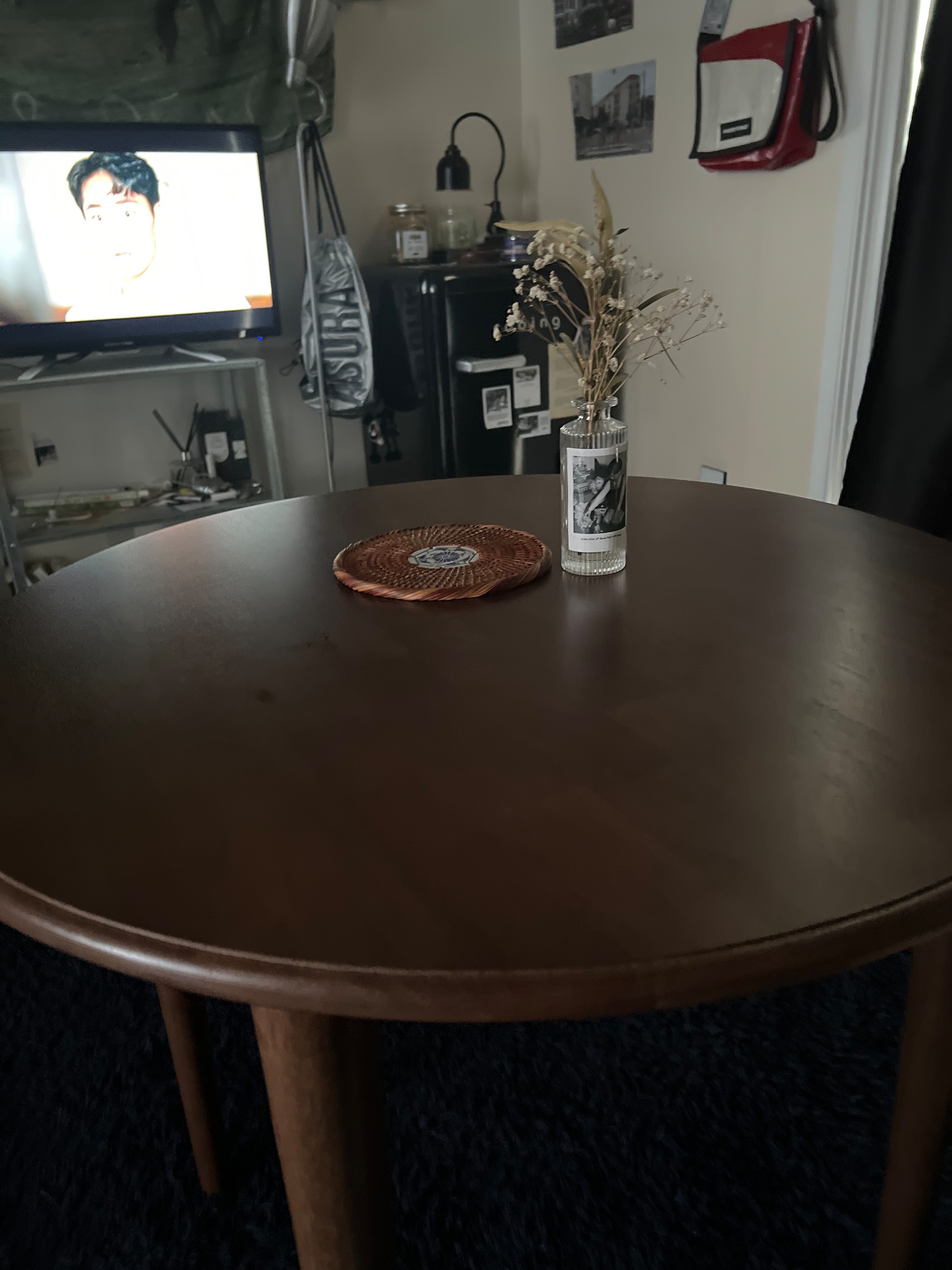 '포르보 월넛 원목 카페 원형 모던 식탁테이블 800' 제품으로 꾸민 유저들의 스타일링샷 | 오늘의집 유저들의 집꾸미기