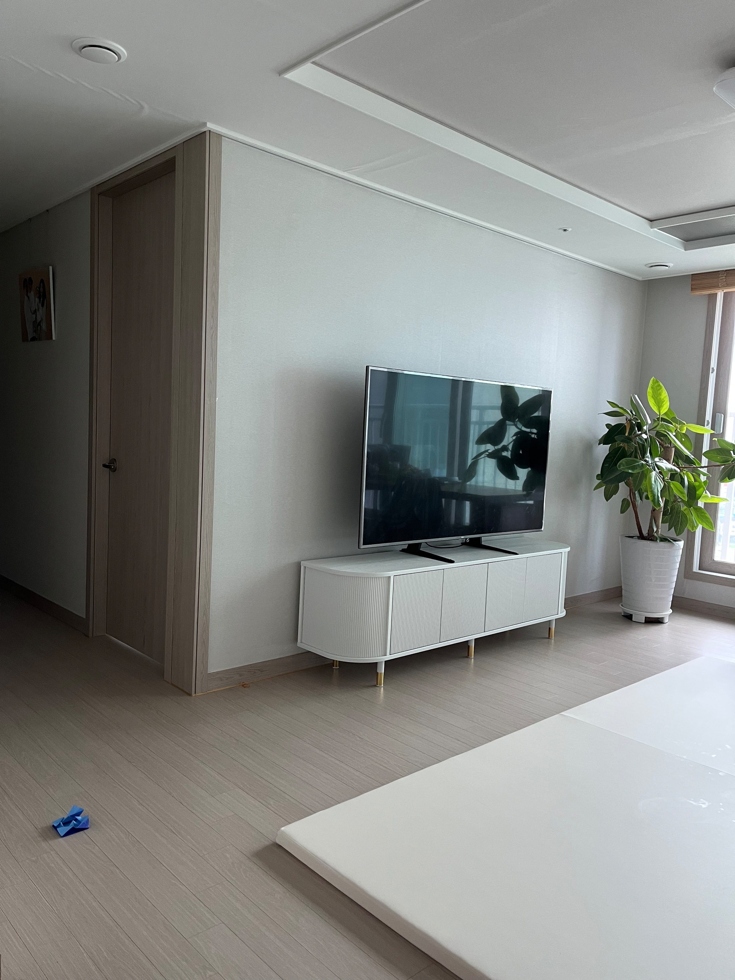 '밀라노 1800 거실장 라운드 3D 템바 티비다이 티비장 높은거실장 2colo' 제품으로 꾸민 유저들의 스타일링샷 | 오늘의집 유저들의 집꾸미기