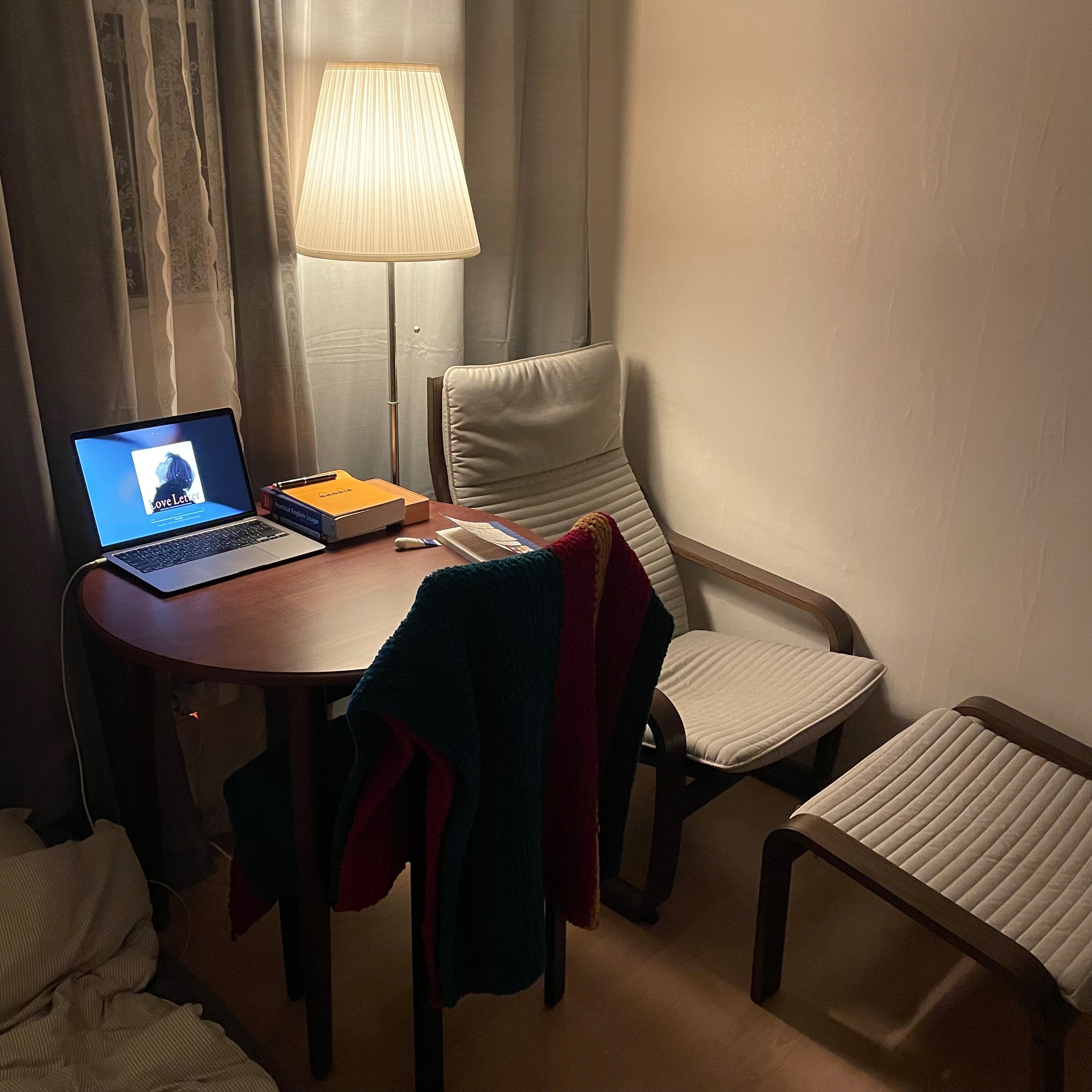 '포르보 월넛 원목 카페 원형 모던 식탁테이블 800' 제품으로 꾸민 유저들의 스타일링샷 | 오늘의집 유저들의 집꾸미기