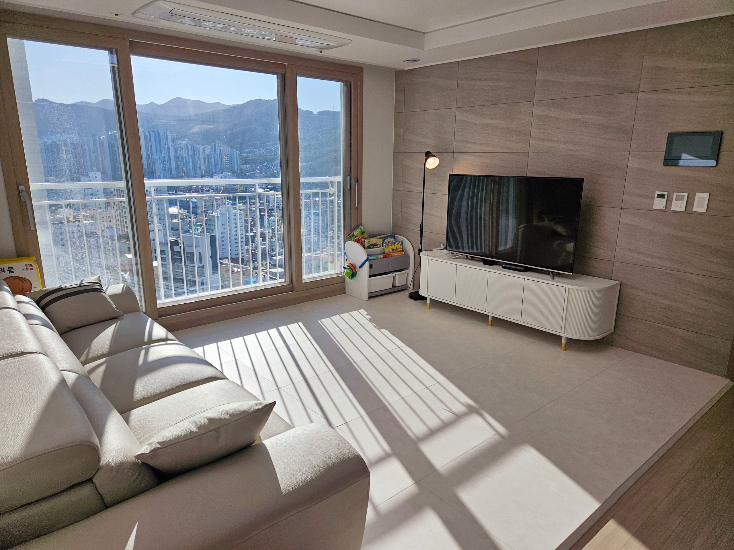 '밀라노 1800 거실장 라운드 3D 템바 티비다이 티비장 높은거실장 2colo' 제품으로 꾸민 유저들의 스타일링샷 | 오늘의집 유저들의 집꾸미기