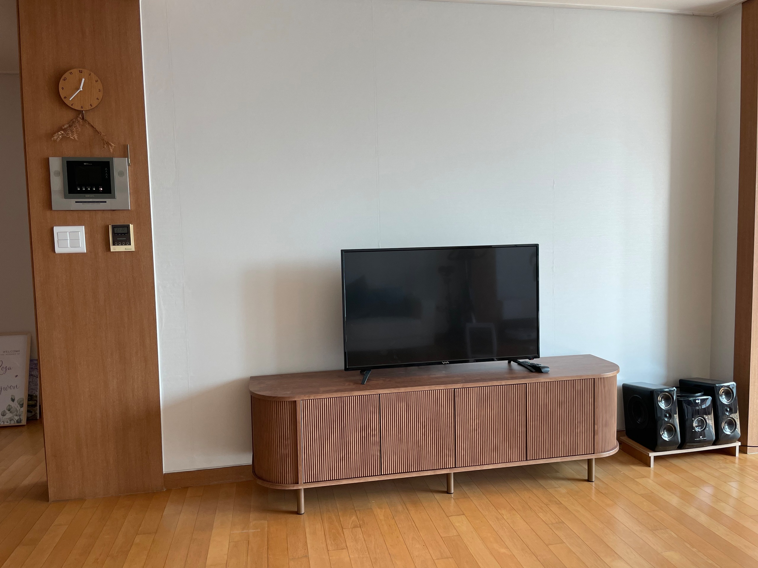 '밀라노 1800 거실장 라운드 3D 템바 티비다이 티비장 높은거실장 2colo' 제품으로 꾸민 유저들의 스타일링샷 | 오늘의집 유저들의 집꾸미기