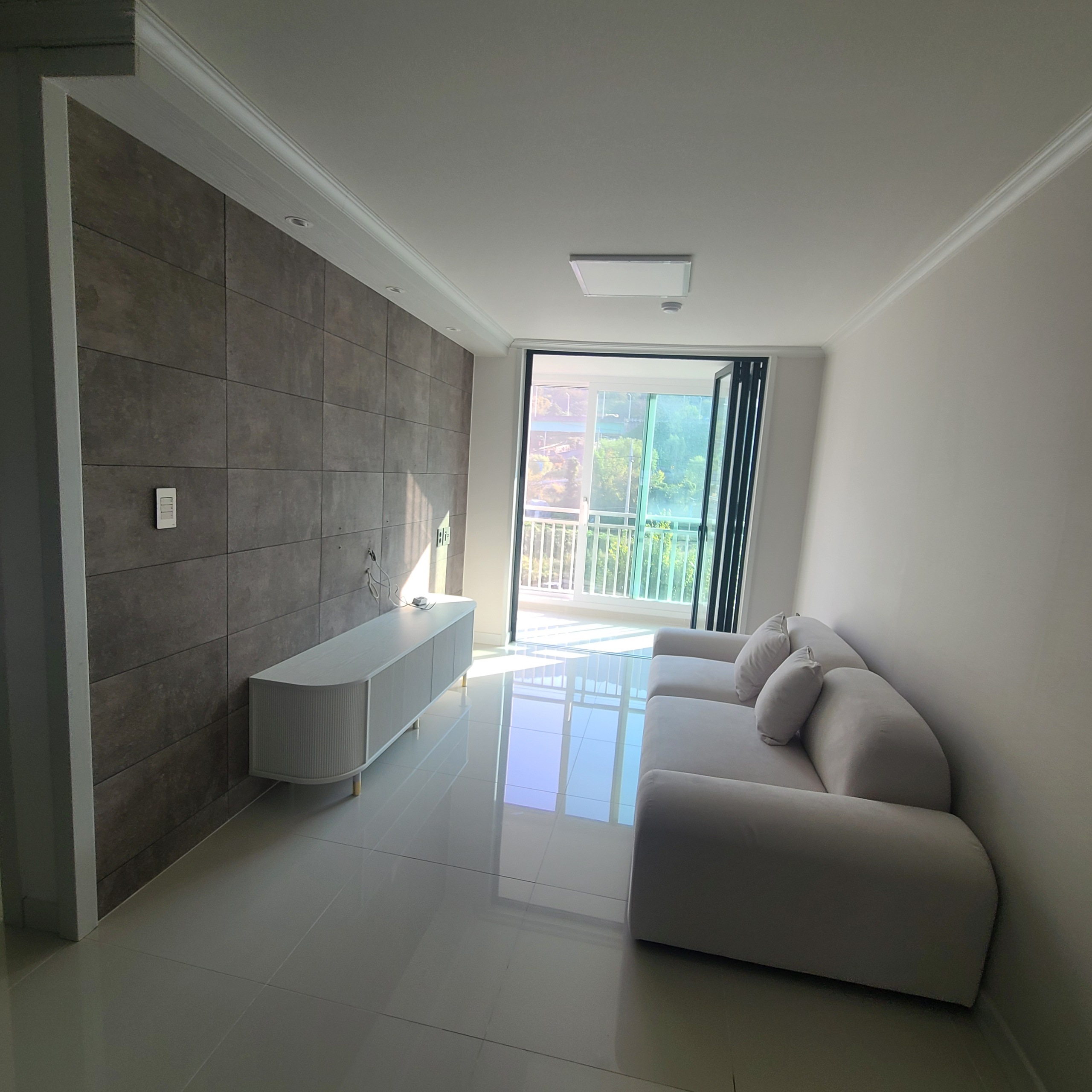 '밀라노 1800 거실장 라운드 3D 템바 티비다이 티비장 높은거실장 2colo' 제품으로 꾸민 유저들의 스타일링샷 | 오늘의집 유저들의 집꾸미기