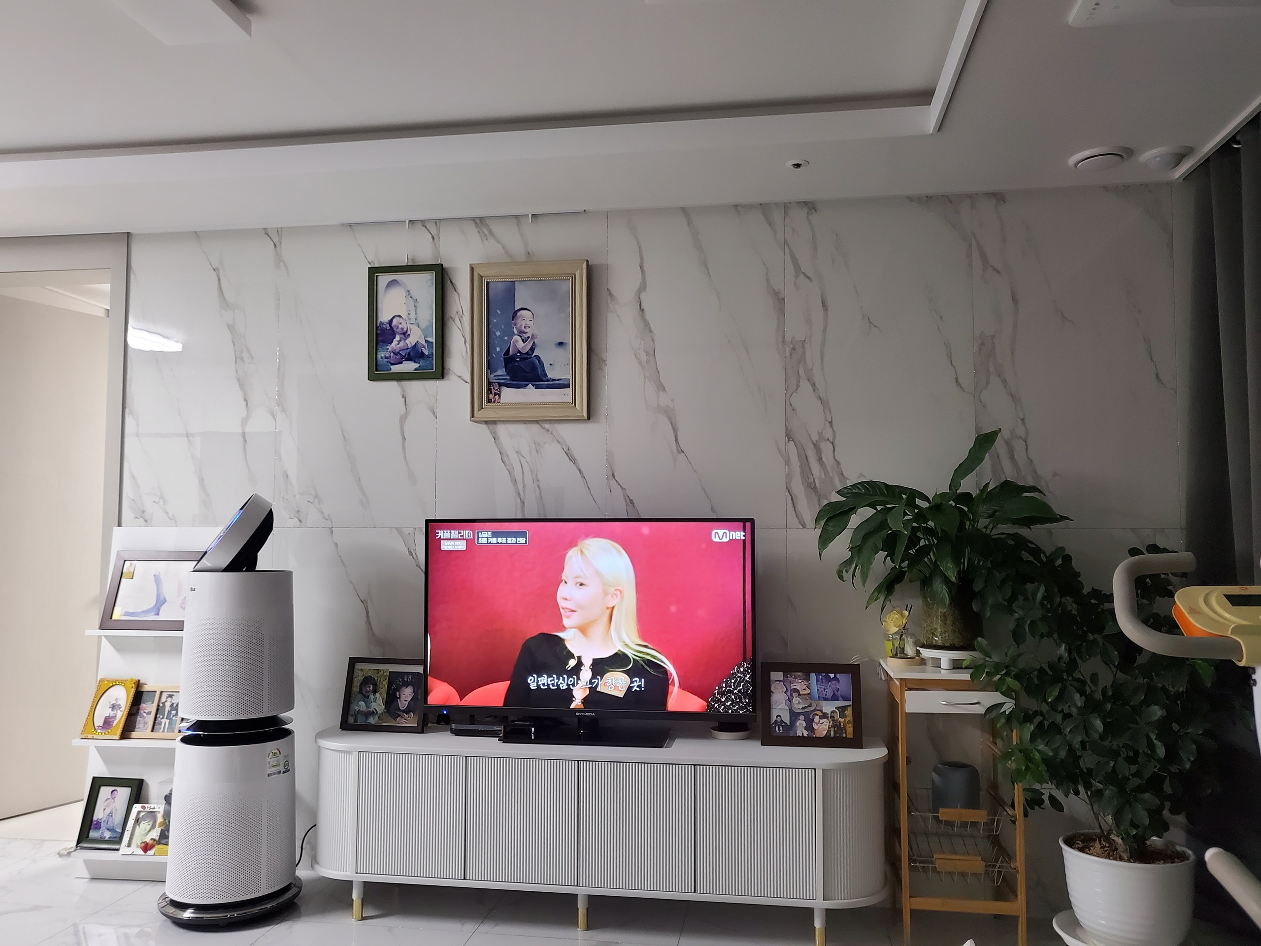 '밀라노 1800 거실장 라운드 3D 템바 티비다이 티비장 높은거실장 2colo' 제품으로 꾸민 유저들의 스타일링샷 | 오늘의집 유저들의 집꾸미기