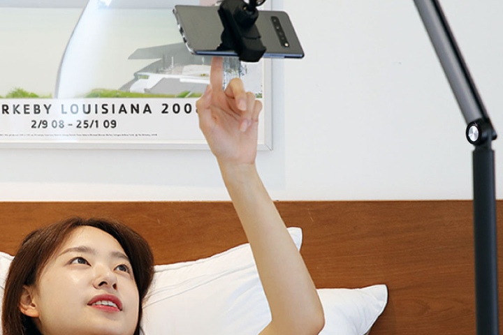 휴대폰액세서리 로보 스탠드 핸드폰 거치대 자바라 침대 스마트폰 항공샷 수직 촬영 거치대 오늘의집 쇼핑
