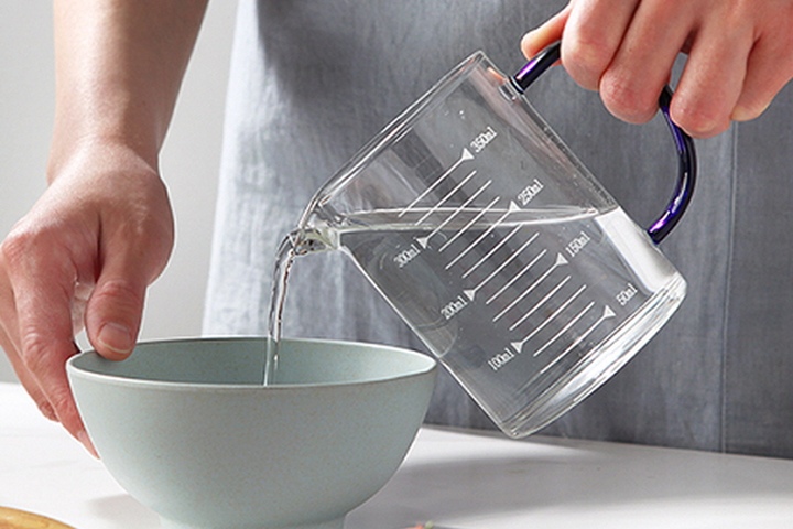 베이킹용품 블루핸들 내열유리 비컵 요리 계량컵 350ml 오늘의집 쇼핑