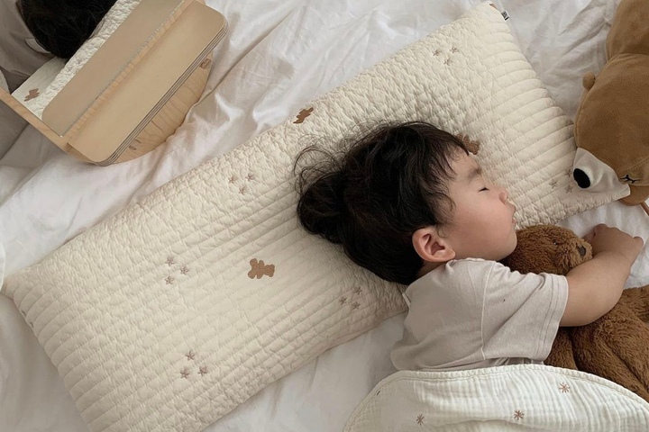 베개·베개커버 자수 누빔 아기 유아 뒹굴러 베개 매쉬 와이드 이탈방지 오늘의집 쇼핑