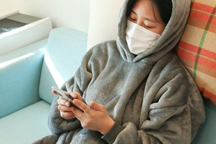담요·블랭킷 극세사 후드 입는담요 실내 난방 후드담요 집순이 입는담요 양털 블랑켓담요 겨울 망토 오늘의집 쇼핑